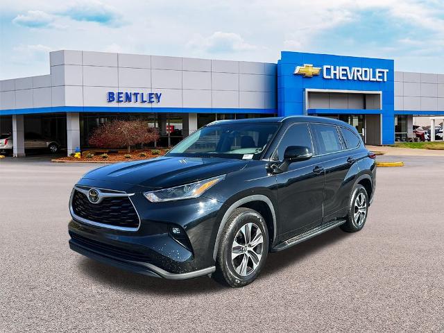 2021 Toyota Highlander XLE FWD (Natl) Gray Utility. A Toyota Highlander ...